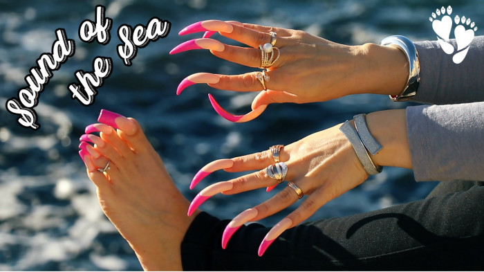 The sea behind & Long pink-tipper toenails - Lora Long Nails